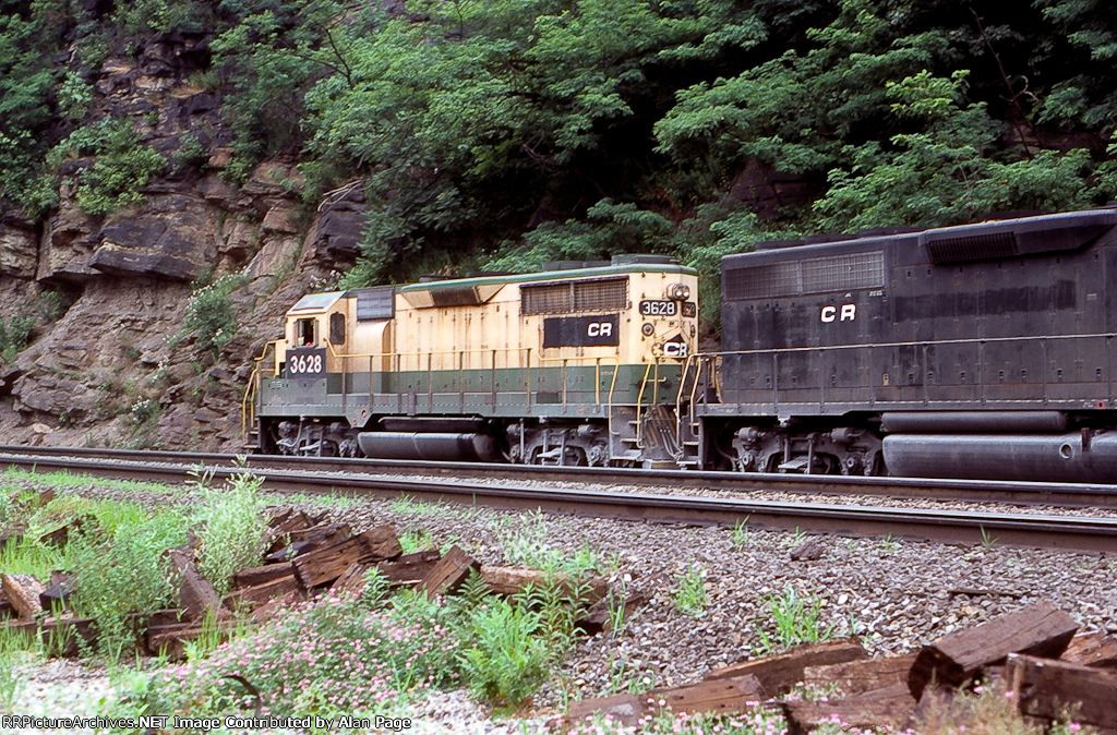 CR GP35 3628 and GP40 3096